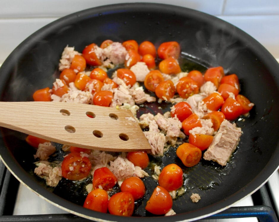 Mediterranean Tuna Salad - OliveTomato.com