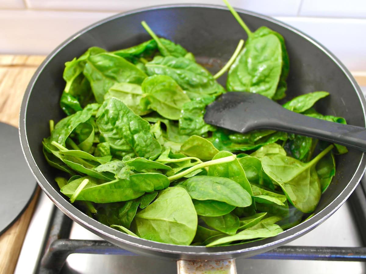 Traditional Spanish Spinach with Chickpeas (Garbanzos con Espinacas ...