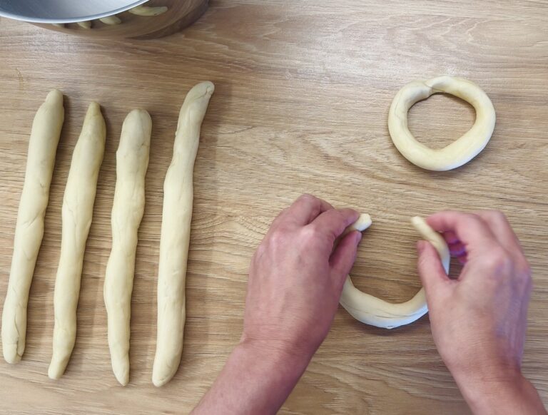 Easy Koulouri or Simit Recipe (Sesame Bread Rings) - OliveTomato.com